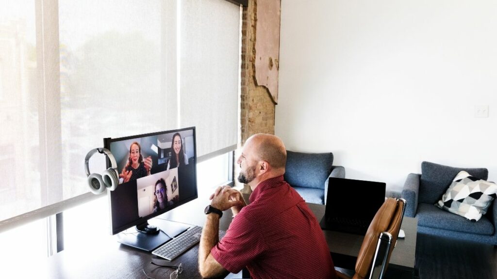 10 Signs of an Overbearing Boss and How to Deal With It